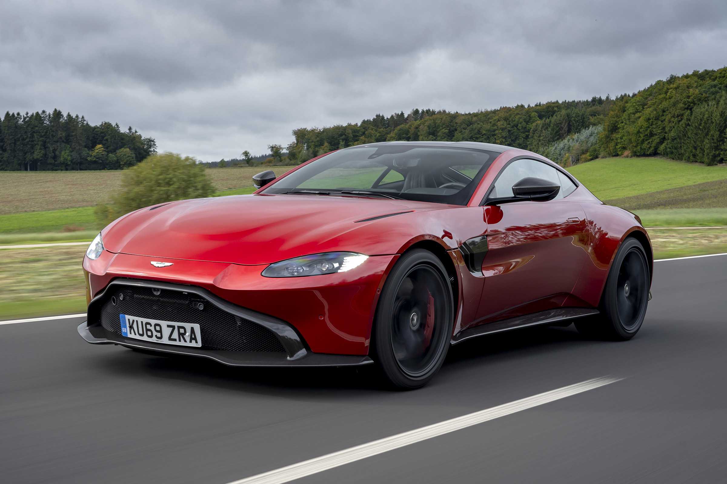 Elegannya Aston Martin Vantage sebagai Mobil Sport Anak Muda